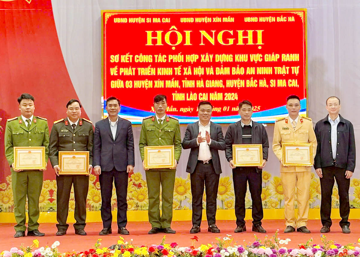 Sơ kết phối hợp xây dựng khu vực giáp ranh giữa 3 huyện Xín Mần (Hà ...