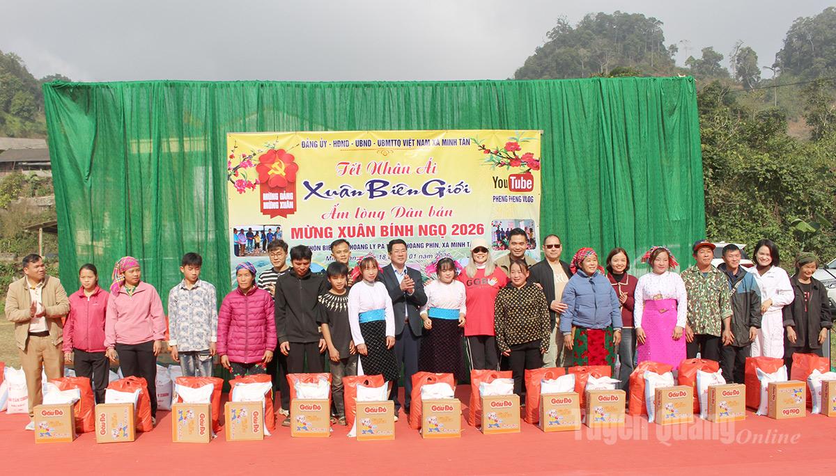 Mang Tết Nhân ái đến xã biên giới Minh Tân - Báo Tuyên Quang điện tử