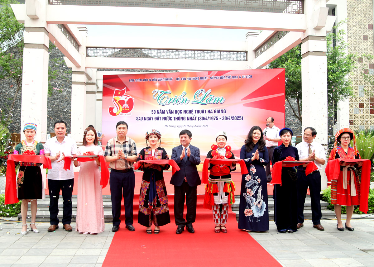 Khai mạc Triển lãm 50 năm Văn học Nghệ thuật Hà Giang sau Ngày đất nước ...