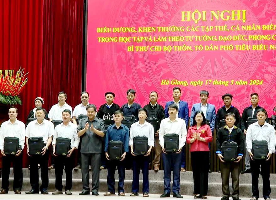 Bí thư Chi bộ Vàng Páng Sèng gương mẫu, trách nhiệm - Báo Tuyên Quang ...
