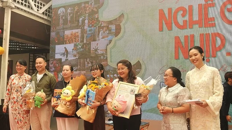 Giao lưu, trưng bày ảnh “Nghề cổ, Nhịp số” tại Đường sách Thành phố Hồ ...