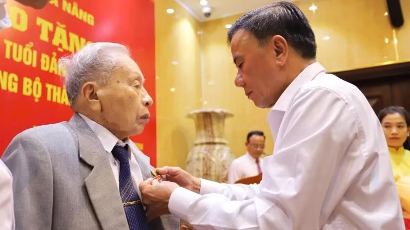 Kết luận của Bộ Chính trị về trao tặng Huy hiệu 80 năm tuổi Đảng trở ...
