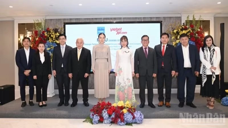 Madam Pang và Tiến sĩ Nguyễn Thị Phương Thảo đồng hành vì bóng đá và ...