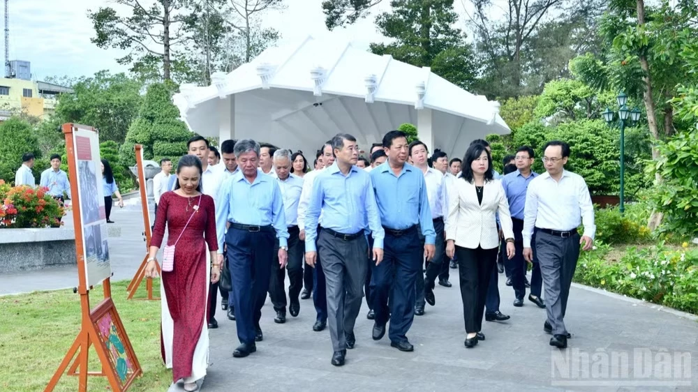 Thủ tướng Lê Minh Hưng dâng hương, viếng Mộ Cụ Phó bảng Nguyễn Sinh Sắc ...