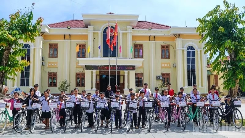 Trao tặng 50 xe đạp cho học sinh vượt khó, học giỏi - Báo Tuyên Quang ...