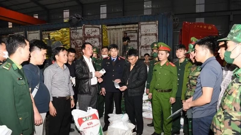Triệt phá đường dây buôn lậu caffeine quy mô đặc biệt lớn - Báo Tuyên ...