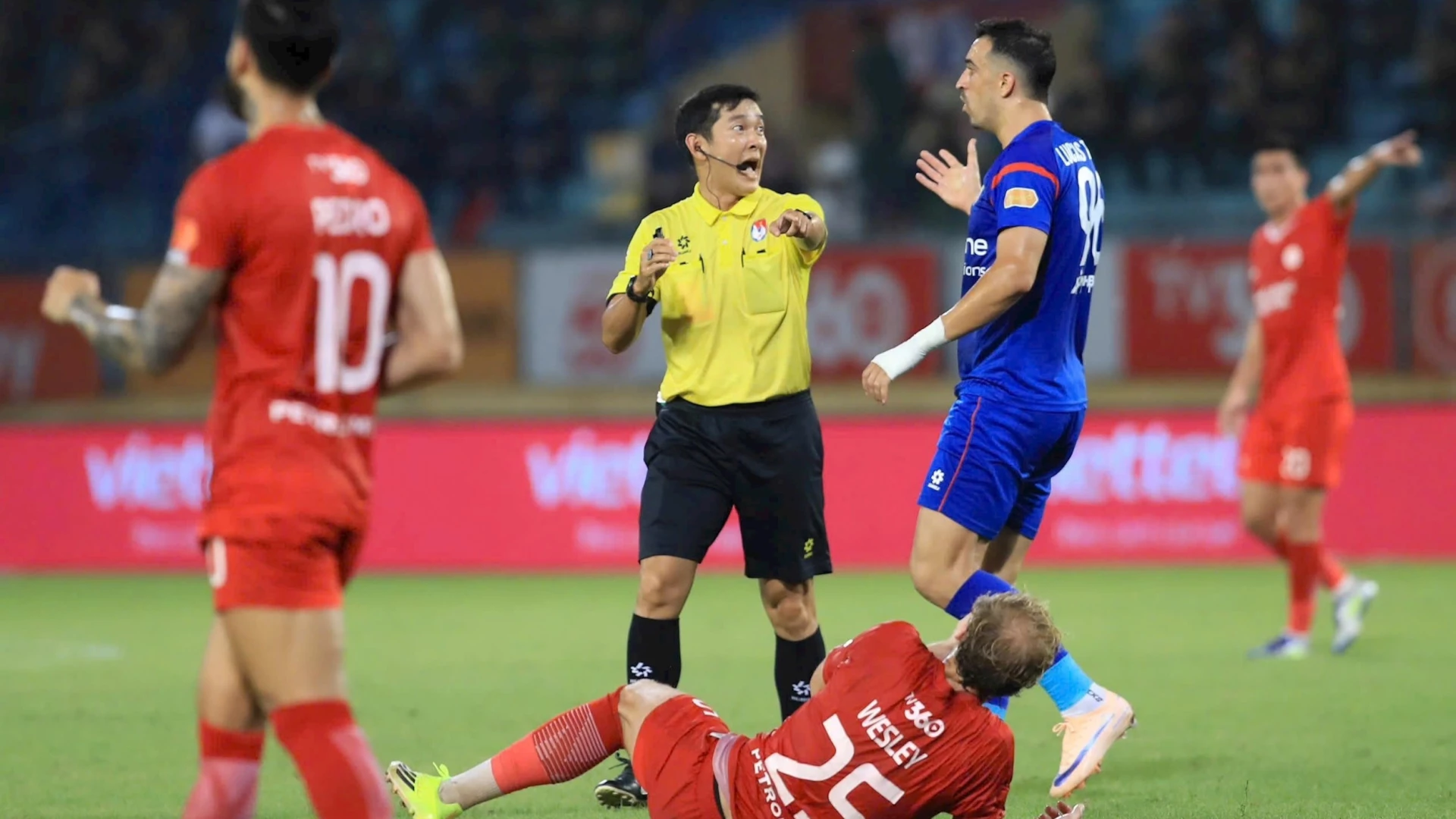VFF ra phán quyết với trọng tài thổi phạt đền sai ở trận Thể Công ...