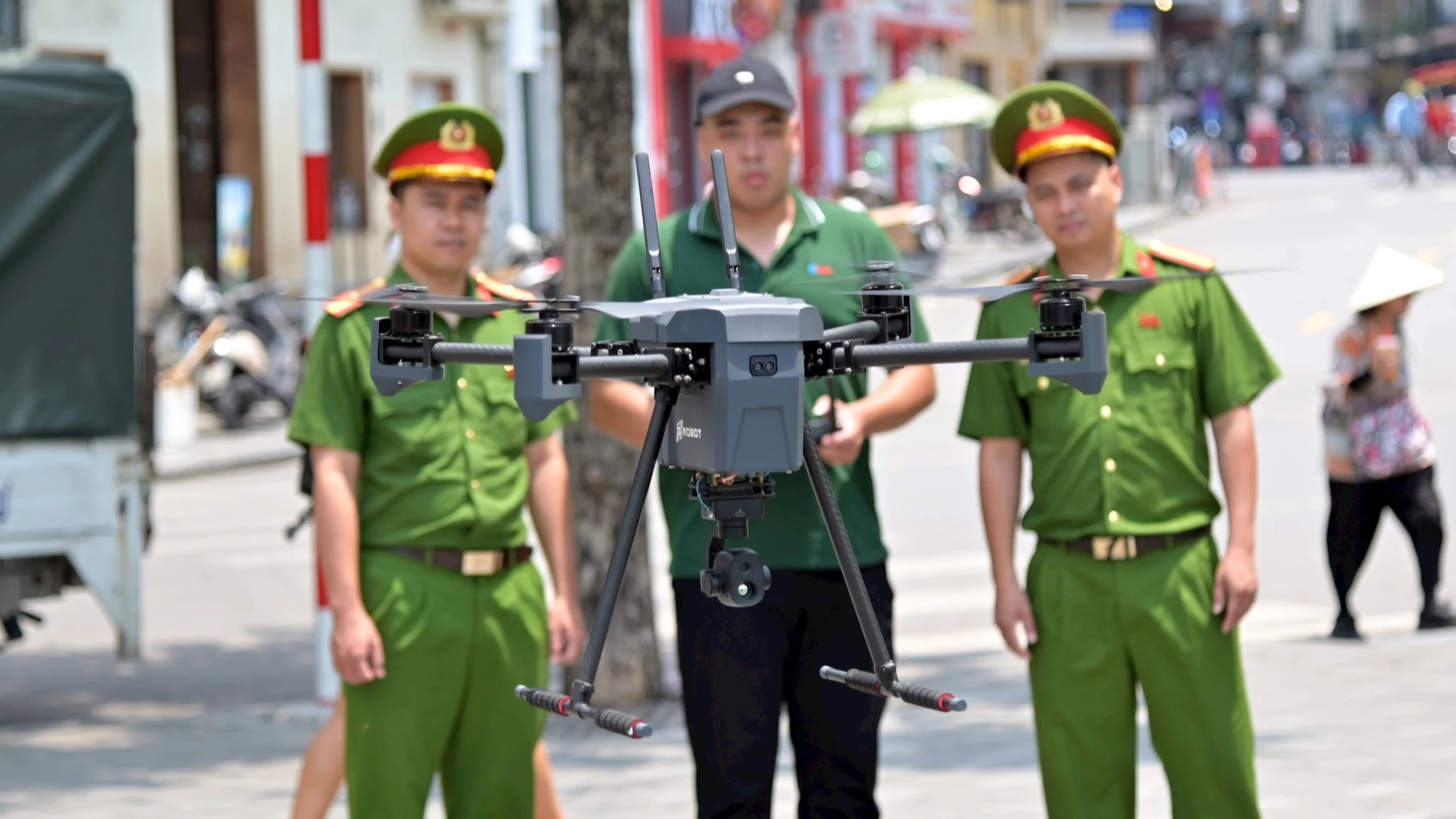Công an Hà Nội thử nghiệm UAV AI giám sát từ trên không - Báo Tuyên ...