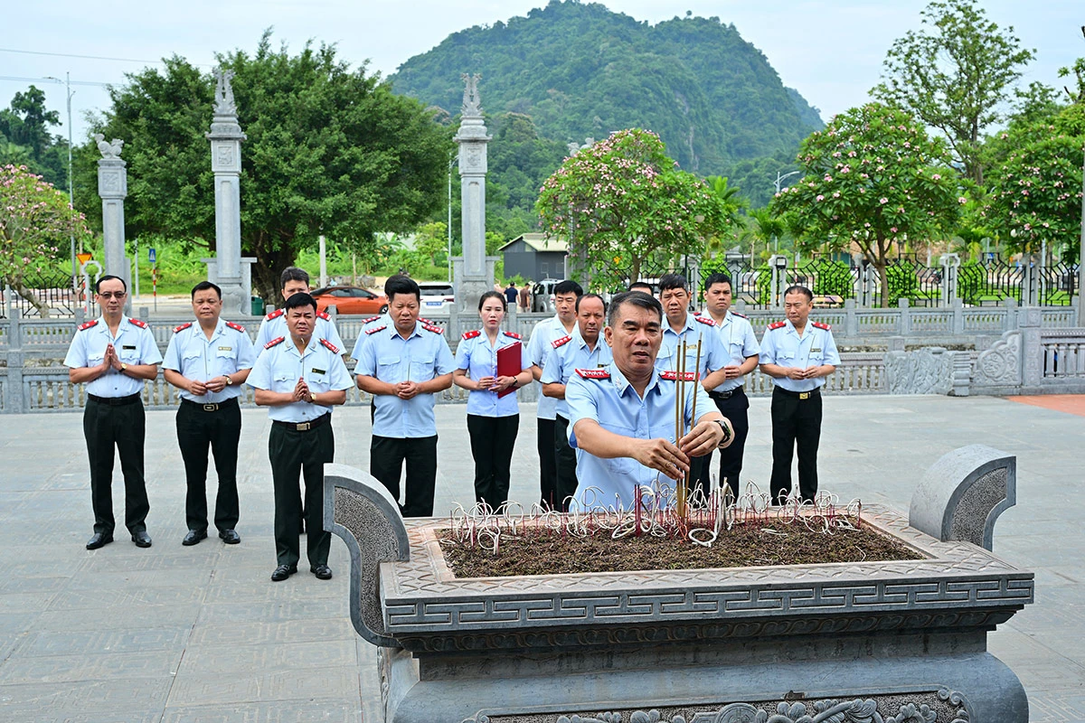 Dâng hương kỷ niệm 130 năm Ngày sinh đồng chí Hồ Tùng Mậu - Báo Tuyên ...