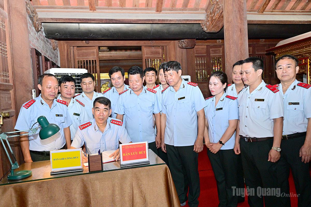Dâng hương kỷ niệm 130 năm Ngày sinh đồng chí Hồ Tùng Mậu - Báo Tuyên ...