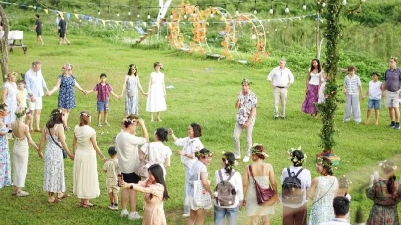 Midsummer: Sắc màu lễ hội mùa hè Thụy Điển giữa lòng Hà Nội - Báo Tuyên ...