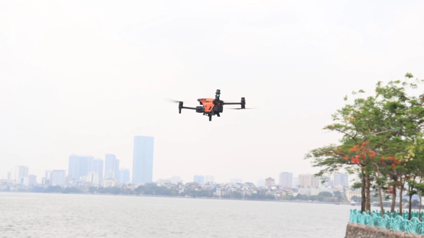 UAV hỗ trợ giám sát an ninh, trật tự ven hồ Tây - Báo Tuyên Quang điện tử