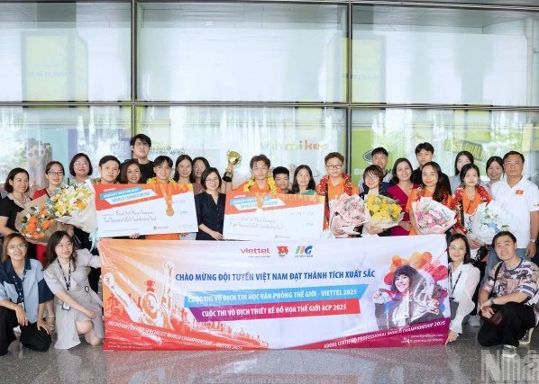 Đội tuyển Việt Nam trở về từ chung kết MOSWC 2025 với vị trí tốp 5 thế ...